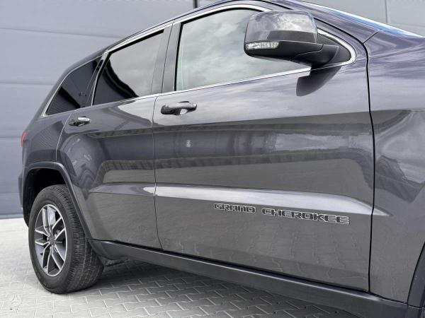 Grey Jeep Grand Cherokee 2019 in Klaipeda, with an engine capacity of 3.60 L and mileage of 140 thousand km for 15700 €, photo 3 on AUTOMOTO.COM.LV