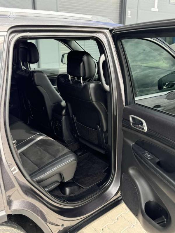 Grey Jeep Grand Cherokee 2019 in Klaipeda, with an engine capacity of 3.60 L and mileage of 140 thousand km for 15700 €, photo 8 on AUTOMOTO.COM.LV