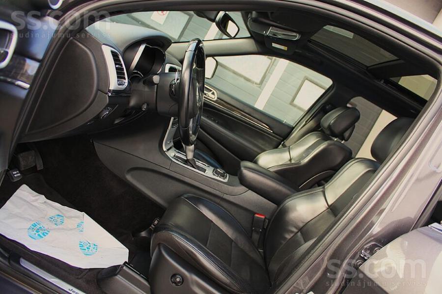 Grey Jeep Grand Cherokee 2020 in Riga, with an engine capacity of 3.00 L and mileage of 0 thousand km for 22750 €, photo 17 on AUTOMOTO.COM.LV