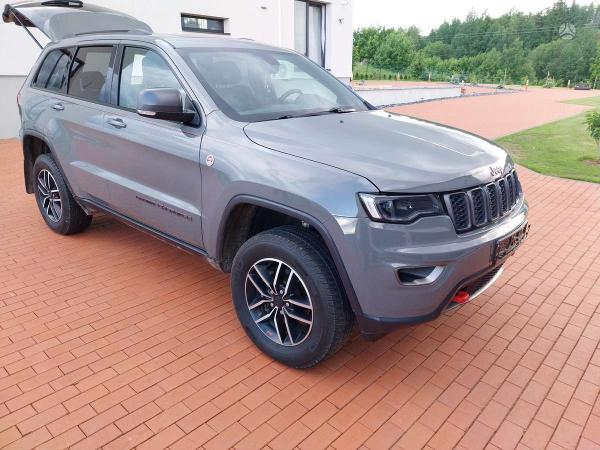 Pelēks Jeep Grand Cherokee 2020 Viļņa, ar dzinēja tilpumu 3.60 L un nobraukumu 1015 tūkst. km par 19000 €, foto 1 vietnē AUTOMOTO.COM.LV