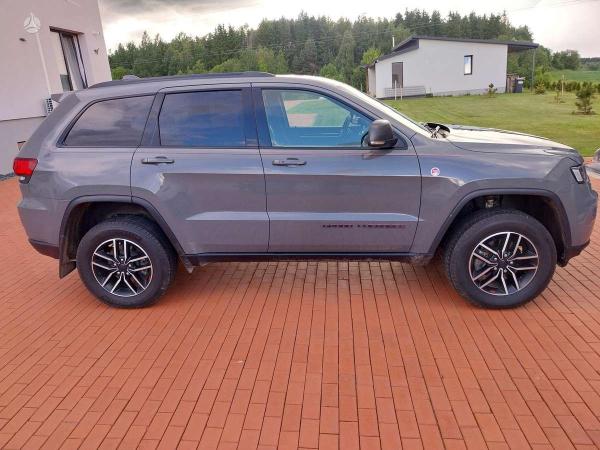 Pelēks Jeep Grand Cherokee 2020 Viļņa, ar dzinēja tilpumu 3.60 L un nobraukumu 1015 tūkst. km par 19000 €, foto 2 vietnē AUTOMOTO.COM.LV