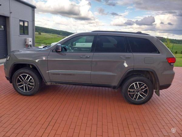 Pelēks Jeep Grand Cherokee 2020 Viļņa, ar dzinēja tilpumu 3.60 L un nobraukumu 1015 tūkst. km par 19000 €, foto 4 vietnē AUTOMOTO.COM.LV