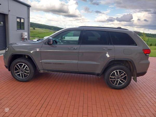 Pelēks Jeep Grand Cherokee 2020 Viļņa, ar dzinēja tilpumu 3.60 L un nobraukumu 1015 tūkst. km par 19000 €, foto 6 vietnē AUTOMOTO.COM.LV