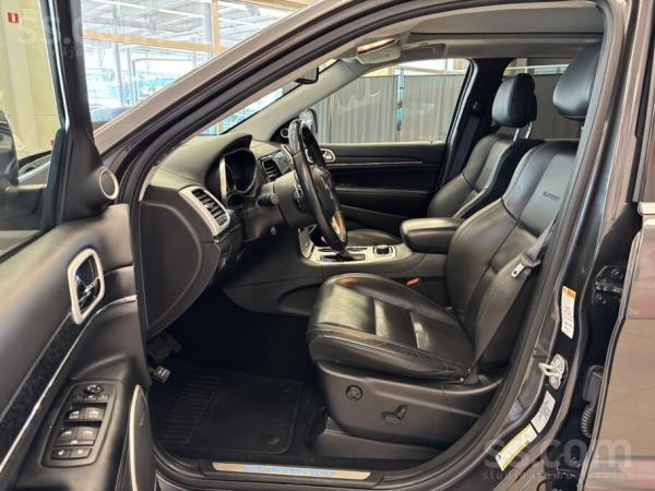 Grey Jeep Grand Cherokee 2020 in Riga, with an engine capacity of 3.00 L and mileage of 159 thousand km for 21900 €, photo 8 on AUTOMOTO.COM.LV