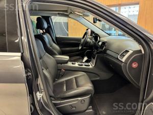 Pelēks Jeep Grand Cherokee 2020 Rīga, ar dzinēja tilpumu 3.00 L un nobraukumu 159 tūkst. km par 21900 €, foto 13 vietnē AUTOMOTO.COM.LV