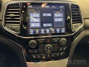 Pelēks Jeep Grand Cherokee 2020 Rīga, ar dzinēja tilpumu 3.00 L un nobraukumu 159 tūkst. km par 21900 €, foto 22 vietnē AUTOMOTO.COM.LV
