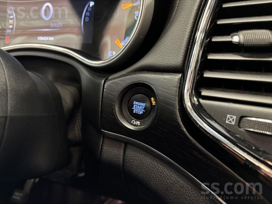 Pelēks Jeep Grand Cherokee 2020 Rīga, ar dzinēja tilpumu 3.00 L un nobraukumu 159 tūkst. km par 21900 €, foto 27 vietnē AUTOMOTO.COM.LV