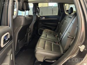 Pelēks Jeep Grand Cherokee 2020 Rīga, ar dzinēja tilpumu 3.00 L un nobraukumu 159 tūkst. km par 21900 €, foto 30 vietnē AUTOMOTO.COM.LV