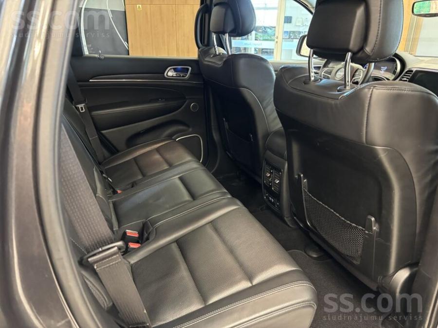 Pelēks Jeep Grand Cherokee 2020 Rīga, ar dzinēja tilpumu 3.00 L un nobraukumu 159 tūkst. km par 21900 €, foto 32 vietnē AUTOMOTO.COM.LV