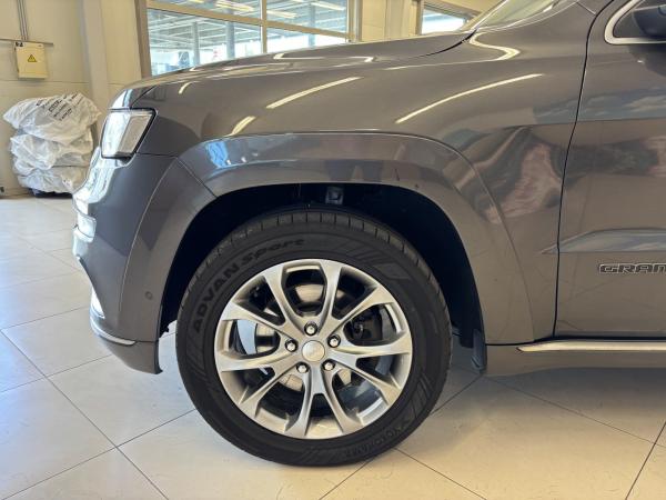 Pelēks Jeep Grand Cherokee 2020 Rīga, ar dzinēja tilpumu 3.00 L un nobraukumu 159 tūkst. km par 2190000 €, foto 4 vietnē AUTOMOTO.COM.LV