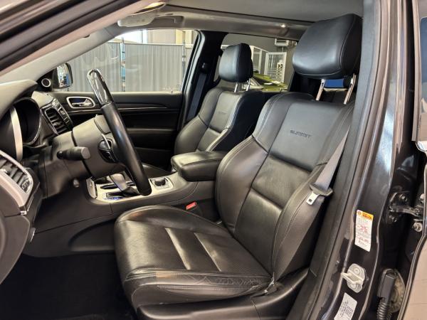 Pelēks Jeep Grand Cherokee 2020 Rīga, ar dzinēja tilpumu 3.00 L un nobraukumu 159 tūkst. km par 2190000 €, foto 8 vietnē AUTOMOTO.COM.LV