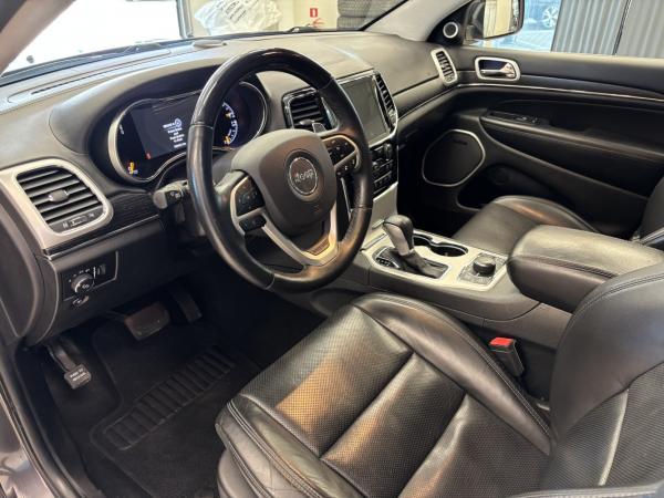 Pelēks Jeep Grand Cherokee 2020 Rīga, ar dzinēja tilpumu 3.00 L un nobraukumu 159 tūkst. km par 2190000 €, foto 9 vietnē AUTOMOTO.COM.LV