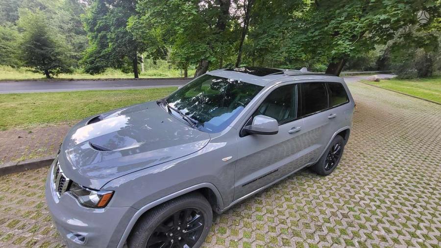 Grey Jeep Grand Cherokee 2020 in Vilnius, with an engine capacity of 3.60 L and mileage of 112 thousand km for 20699 €, photo 1 on AUTOMOTO.COM.LV