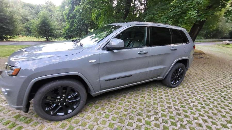Grey Jeep Grand Cherokee 2020 in Vilnius, with an engine capacity of 3.60 L and mileage of 112 thousand km for 20699 €, photo 3 on AUTOMOTO.COM.LV