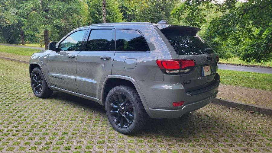 Grey Jeep Grand Cherokee 2020 in Vilnius, with an engine capacity of 3.60 L and mileage of 112 thousand km for 20699 €, photo 4 on AUTOMOTO.COM.LV