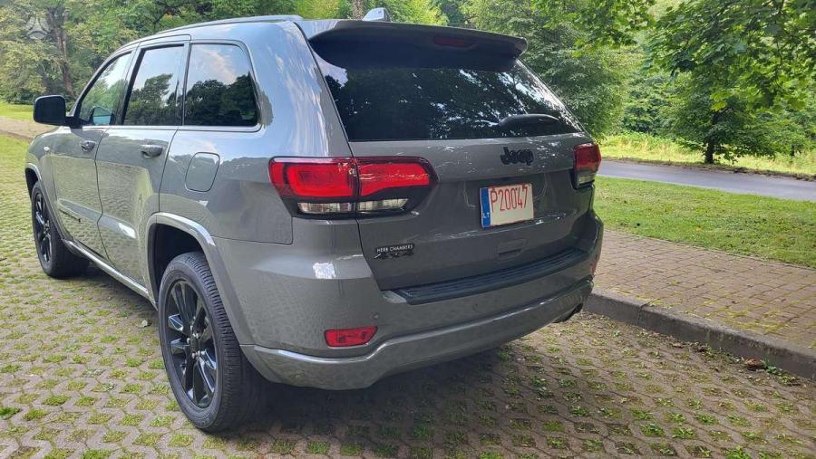 Grey Jeep Grand Cherokee 2020 in Vilnius, with an engine capacity of 3.60 L and mileage of 112 thousand km for 20699 €, photo 5 on AUTOMOTO.COM.LV