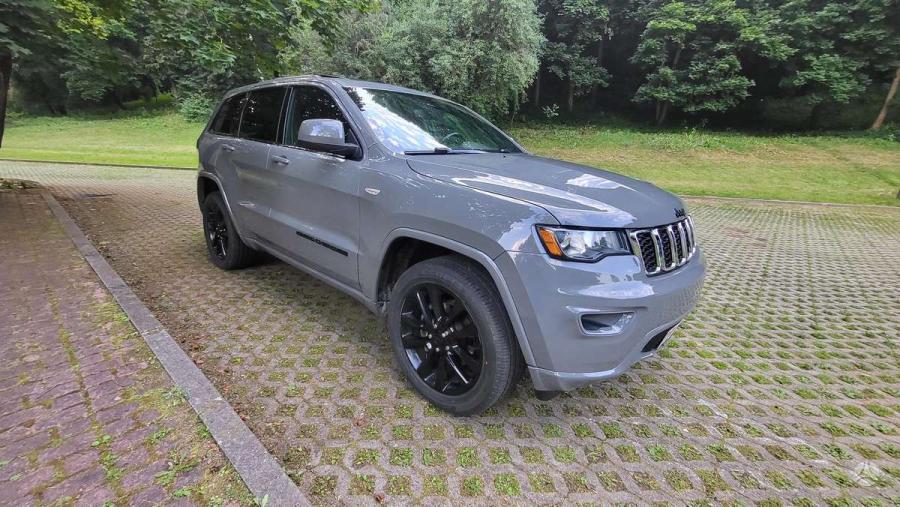 Grey Jeep Grand Cherokee 2020 in Vilnius, with an engine capacity of 3.60 L and mileage of 112 thousand km for 20699 €, photo 7 on AUTOMOTO.COM.LV