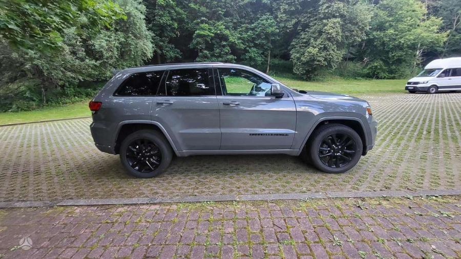 Grey Jeep Grand Cherokee 2020 in Vilnius, with an engine capacity of 3.60 L and mileage of 112 thousand km for 20699 €, photo 9 on AUTOMOTO.COM.LV