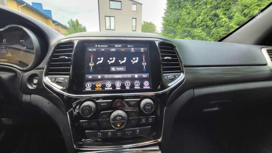 Grey Jeep Grand Cherokee 2020 in Vilnius, with an engine capacity of 3.60 L and mileage of 112 thousand km for 20699 €, photo 13 on AUTOMOTO.COM.LV