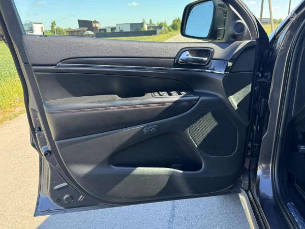 Pelēks Jeep Grand Cherokee 2020 Palanga, ar dzinēja tilpumu 5.65 L un nobraukumu 144 tūkst. km par 21900 €, foto 9 vietnē AUTOMOTO.COM.LV