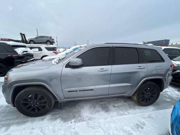 Grey Jeep Grand Cherokee 2021 in Ukmerge, with an engine capacity of 3.60 L and mileage of 58 thousand km for 14590 €, photo 1 on AUTOMOTO.COM.LV