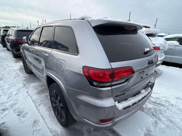 Grey Jeep Grand Cherokee 2021 in Ukmerge, with an engine capacity of 3.60 L and mileage of 58 thousand km for 14590 €, photo 2 on AUTOMOTO.COM.LV