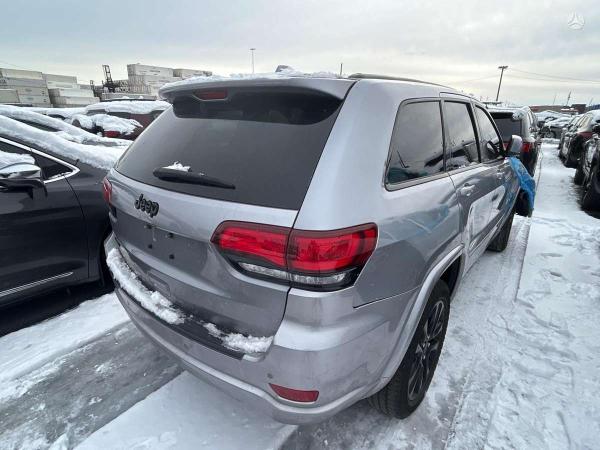 Grey Jeep Grand Cherokee 2021 in Ukmerge, with an engine capacity of 3.60 L and mileage of 58 thousand km for 14590 €, photo 4 on AUTOMOTO.COM.LV
