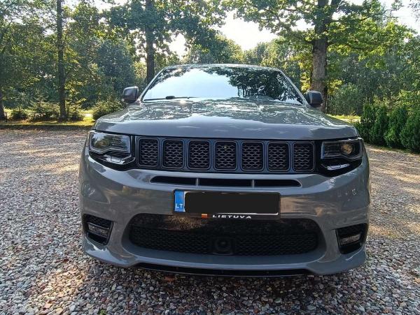 Pelēks Jeep Grand Cherokee 2021 Kauņa, ar dzinēja tilpumu 5.70 L un nobraukumu 81 tūkst. km par 23400 €, foto 1 vietnē AUTOMOTO.COM.LV