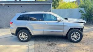 Grey Jeep Grand Cherokee 2021 in Ukmerge, with an engine capacity of 3.60 L and mileage of 43 thousand km for 11999 €, photo 5 on AUTOMOTO.COM.LV