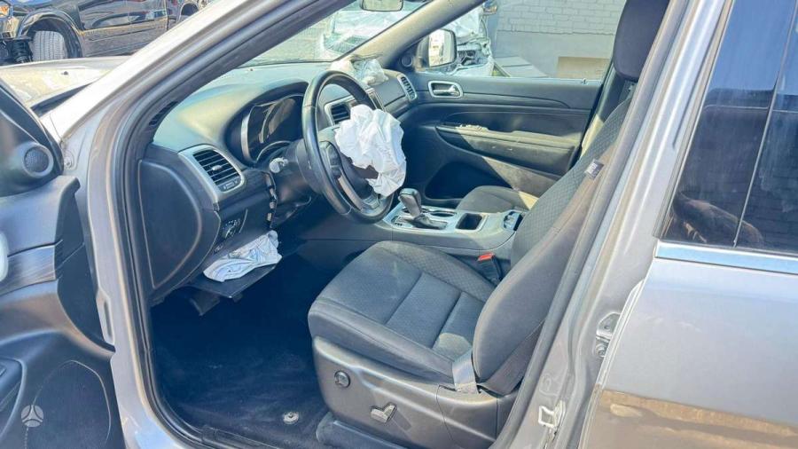 Grey Jeep Grand Cherokee 2021 in Ukmerge, with an engine capacity of 3.60 L and mileage of 43 thousand km for 11999 €, photo 12 on AUTOMOTO.COM.LV