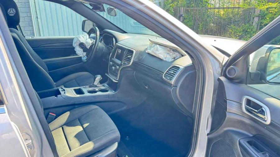 Grey Jeep Grand Cherokee 2021 in Ukmerge, with an engine capacity of 3.60 L and mileage of 43 thousand km for 11999 €, photo 13 on AUTOMOTO.COM.LV