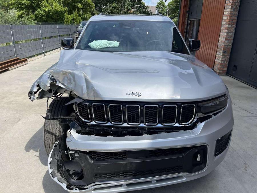 Pelēks Jeep Grand Cherokee 2021 Kauņa, ar dzinēja tilpumu 3.60 L un nobraukumu 75 tūkst. km par 16400 €, foto 3 vietnē AUTOMOTO.COM.LV