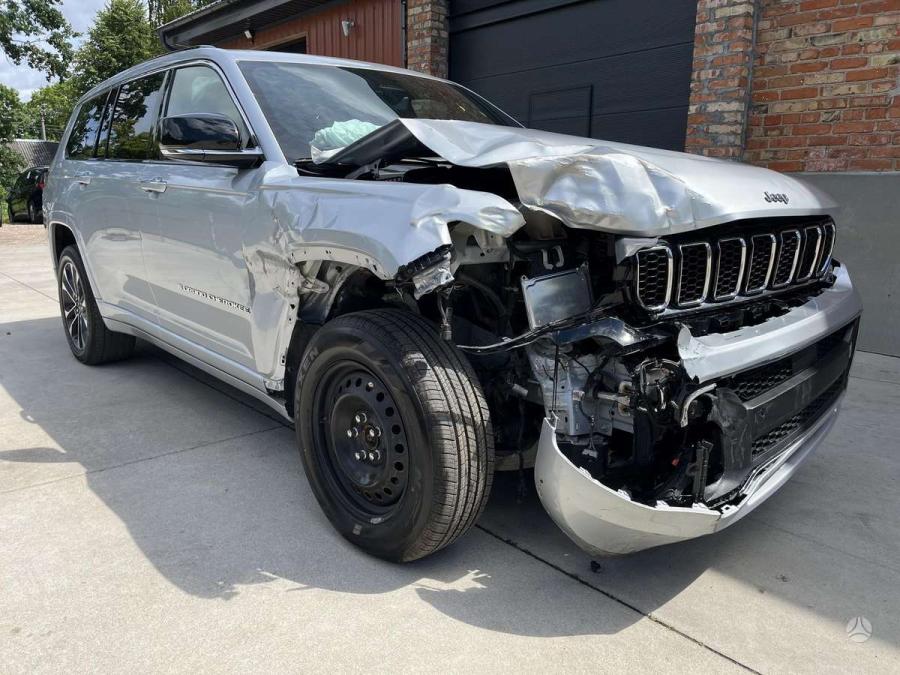 Pelēks Jeep Grand Cherokee 2021 Kauņa, ar dzinēja tilpumu 3.60 L un nobraukumu 75 tūkst. km par 16400 €, foto 4 vietnē AUTOMOTO.COM.LV