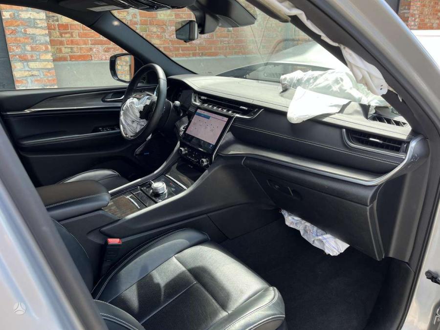 Pelēks Jeep Grand Cherokee 2021 Kauņa, ar dzinēja tilpumu 3.60 L un nobraukumu 75 tūkst. km par 16400 €, foto 9 vietnē AUTOMOTO.COM.LV