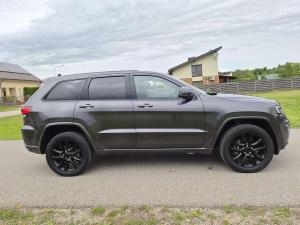 Pelēks Jeep Grand Cherokee 2021 Šauļi, ar dzinēja tilpumu 3.60 L un nobraukumu 98 tūkst. km par 21500 €, foto 3 vietnē AUTOMOTO.COM.LV