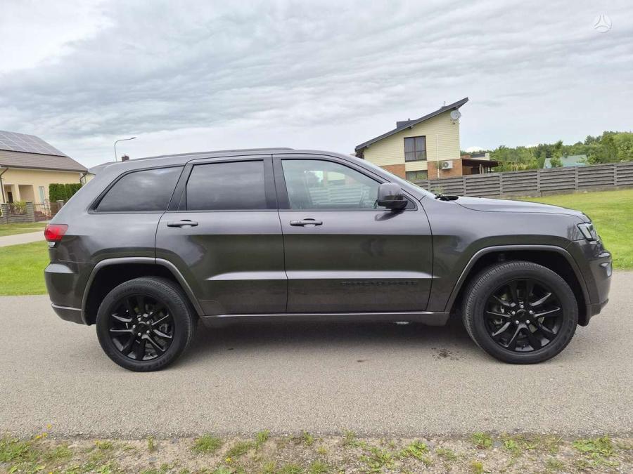 Pelēks Jeep Grand Cherokee 2021 Šauļi, ar dzinēja tilpumu 3.60 L un nobraukumu 98 tūkst. km par 21500 €, foto 3 vietnē AUTOMOTO.COM.LV