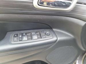 Pelēks Jeep Grand Cherokee 2021 Šauļi, ar dzinēja tilpumu 3.60 L un nobraukumu 98 tūkst. km par 21500 €, foto 23 vietnē AUTOMOTO.COM.LV