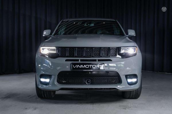 Grey Jeep Grand Cherokee 2021 in Vilnius, with an engine capacity of 5.65 L and mileage of 74 thousand km for 25900 €, photo 2 on AUTOMOTO.COM.LV