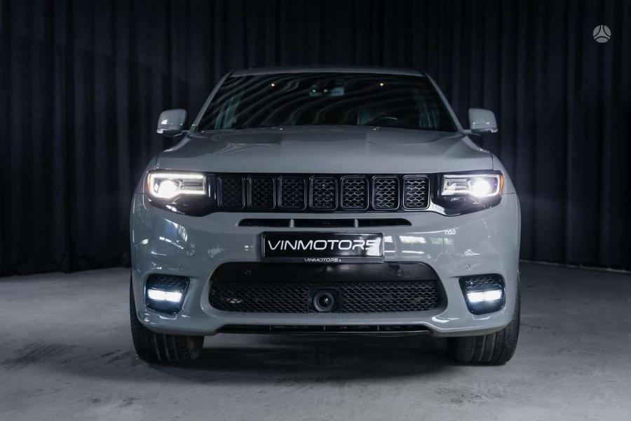 Grey Jeep Grand Cherokee 2021 in Vilnius, with an engine capacity of 5.65 L and mileage of 74 thousand km for 25900 €, photo 3 on AUTOMOTO.COM.LV