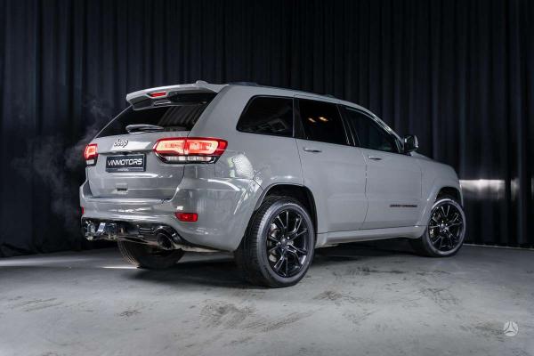 Grey Jeep Grand Cherokee 2021 in Vilnius, with an engine capacity of 5.65 L and mileage of 74 thousand km for 25900 €, photo 4 on AUTOMOTO.COM.LV