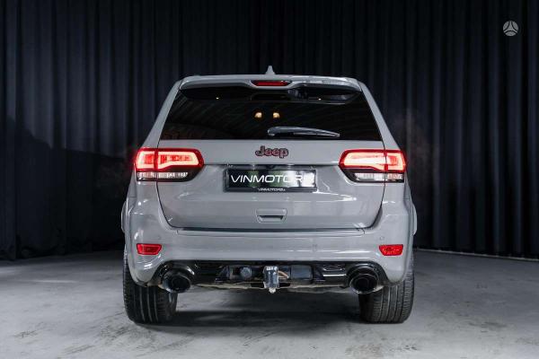 Grey Jeep Grand Cherokee 2021 in Vilnius, with an engine capacity of 5.65 L and mileage of 74 thousand km for 25900 €, photo 5 on AUTOMOTO.COM.LV