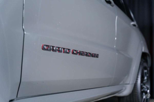 Grey Jeep Grand Cherokee 2021 in Vilnius, with an engine capacity of 5.65 L and mileage of 74 thousand km for 25900 €, photo 9 on AUTOMOTO.COM.LV