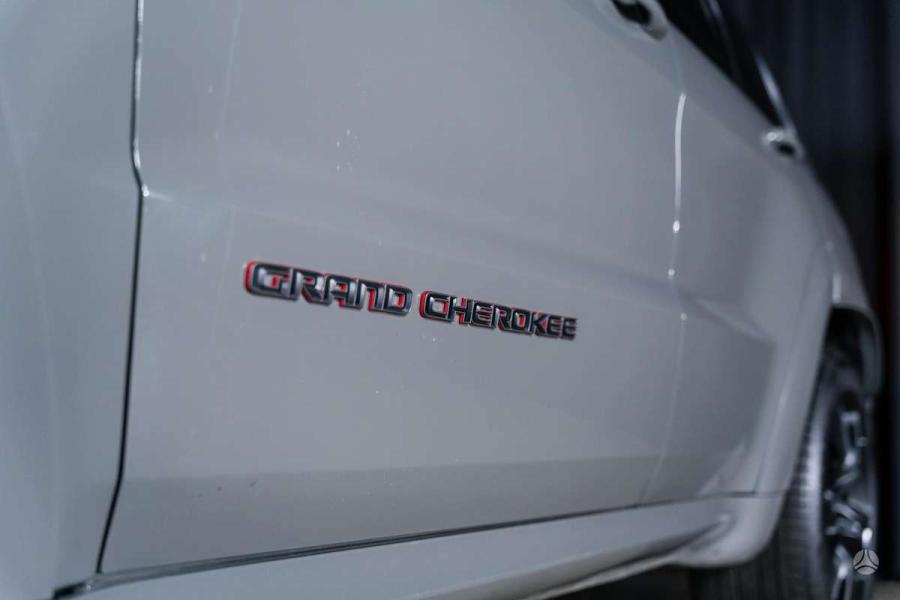 Grey Jeep Grand Cherokee 2021 in Vilnius, with an engine capacity of 5.65 L and mileage of 74 thousand km for 25900 €, photo 10 on AUTOMOTO.COM.LV