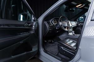Grey Jeep Grand Cherokee 2021 in Vilnius, with an engine capacity of 5.65 L and mileage of 74 thousand km for 25900 €, photo 13 on AUTOMOTO.COM.LV