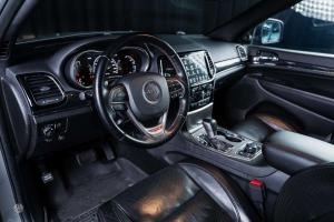Grey Jeep Grand Cherokee 2021 in Vilnius, with an engine capacity of 5.65 L and mileage of 74 thousand km for 25900 €, photo 15 on AUTOMOTO.COM.LV