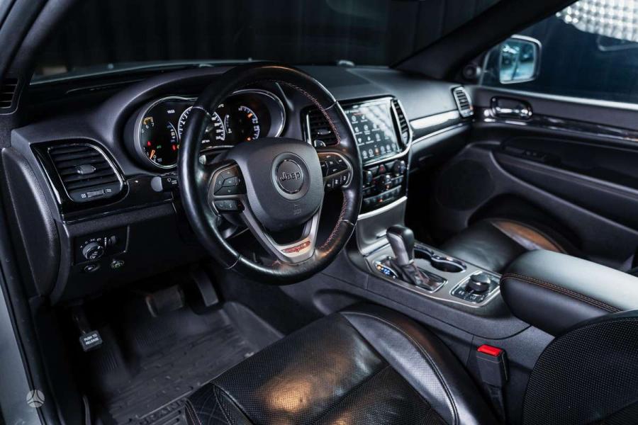 Grey Jeep Grand Cherokee 2021 in Vilnius, with an engine capacity of 5.65 L and mileage of 74 thousand km for 25900 €, photo 15 on AUTOMOTO.COM.LV