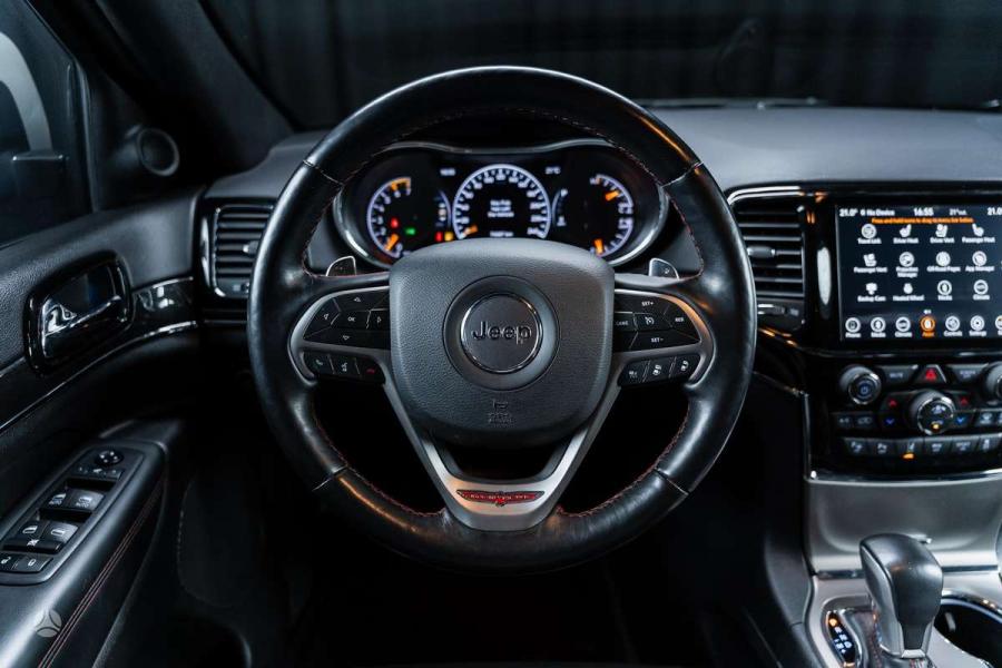Grey Jeep Grand Cherokee 2021 in Vilnius, with an engine capacity of 5.65 L and mileage of 74 thousand km for 25900 €, photo 16 on AUTOMOTO.COM.LV