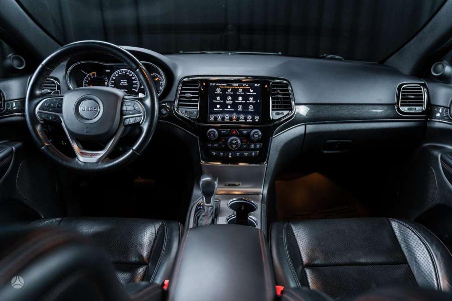 Grey Jeep Grand Cherokee 2021 in Vilnius, with an engine capacity of 5.65 L and mileage of 74 thousand km for 25900 €, photo 19 on AUTOMOTO.COM.LV