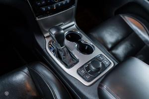 Grey Jeep Grand Cherokee 2021 in Vilnius, with an engine capacity of 5.65 L and mileage of 74 thousand km for 25900 €, photo 24 on AUTOMOTO.COM.LV