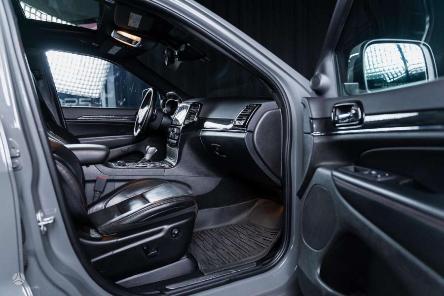 Grey Jeep Grand Cherokee 2021 in Vilnius, with an engine capacity of 5.65 L and mileage of 74 thousand km for 25900 €, photo 27 on AUTOMOTO.COM.LV